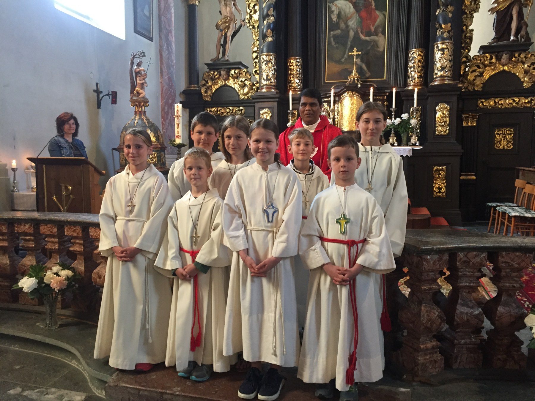 Acht Ministranten in der Pfarre Kirchbach und heißen KIKIDS