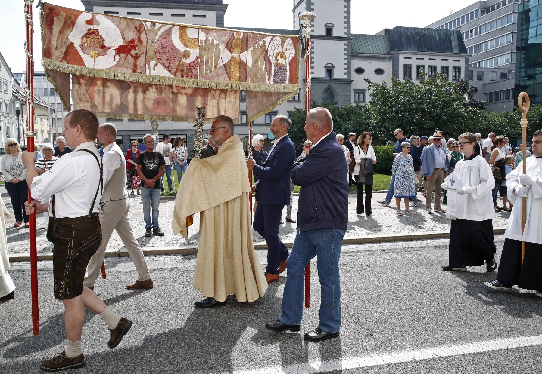 Fronleichnamsfeier der Klagenfurter Stadtpfarren: Bischof Marketz ruft zu „tätiger Liebe und ...