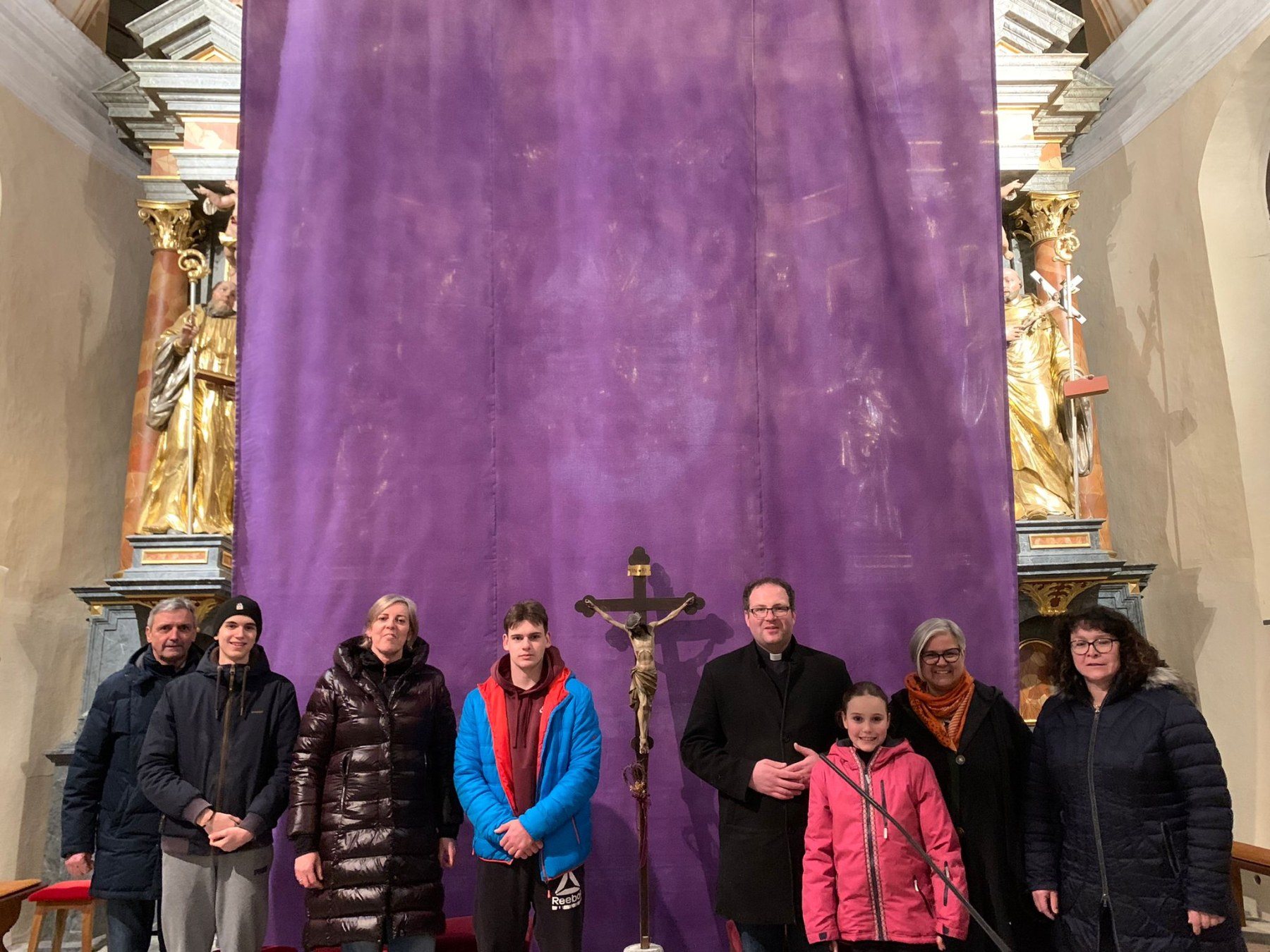 Fastentuch aufziehen in unserer Wallfahrtskirche