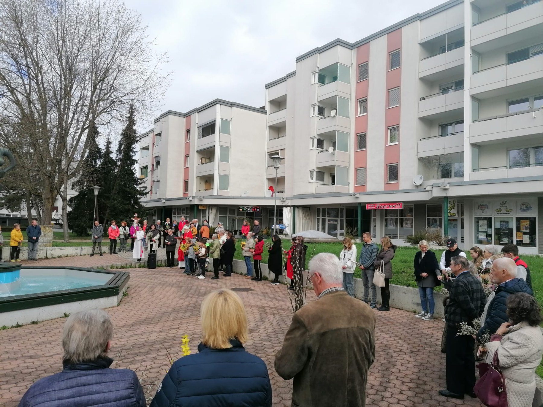 “Hoch, hoch! Hosanna, Jesus unser König kommt ...”