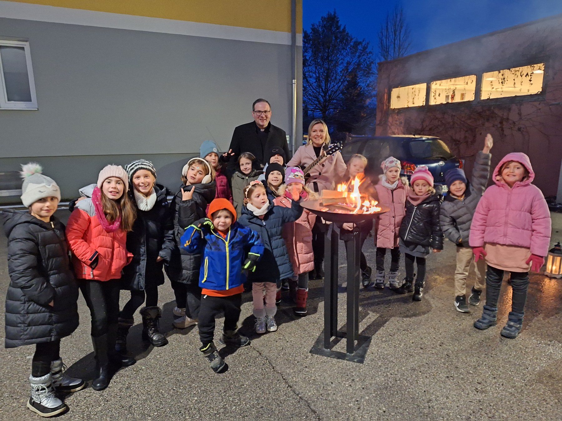 Kinderchor singt bei Adventmarkt
