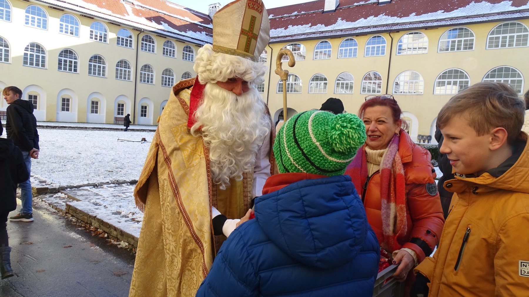1. Advent in St. Georgen am Längsee - Besuch des hl. Nikolaus und „Adventbasar“