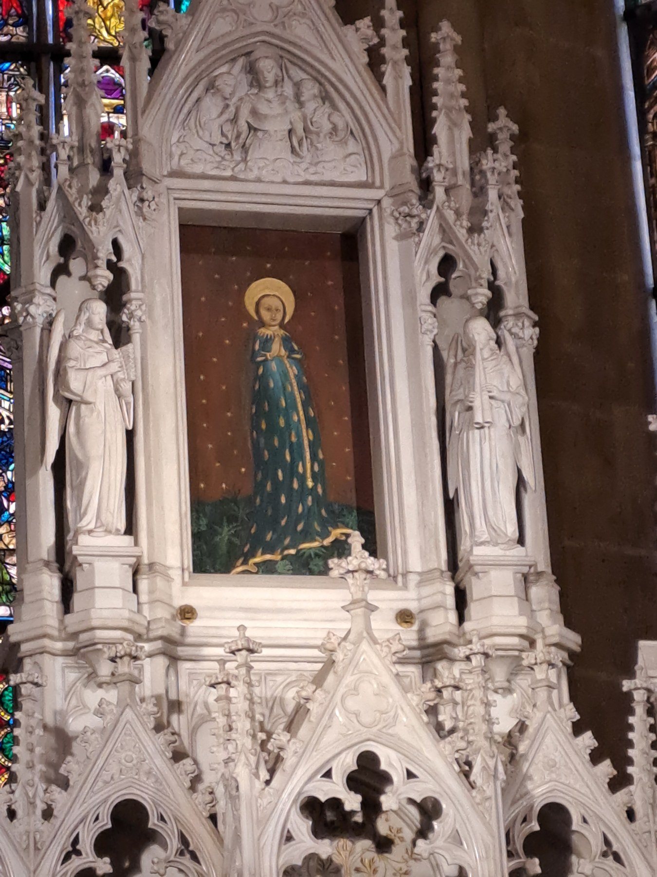 “Maria-im-Ährenkleid” und Wurzelkreuz