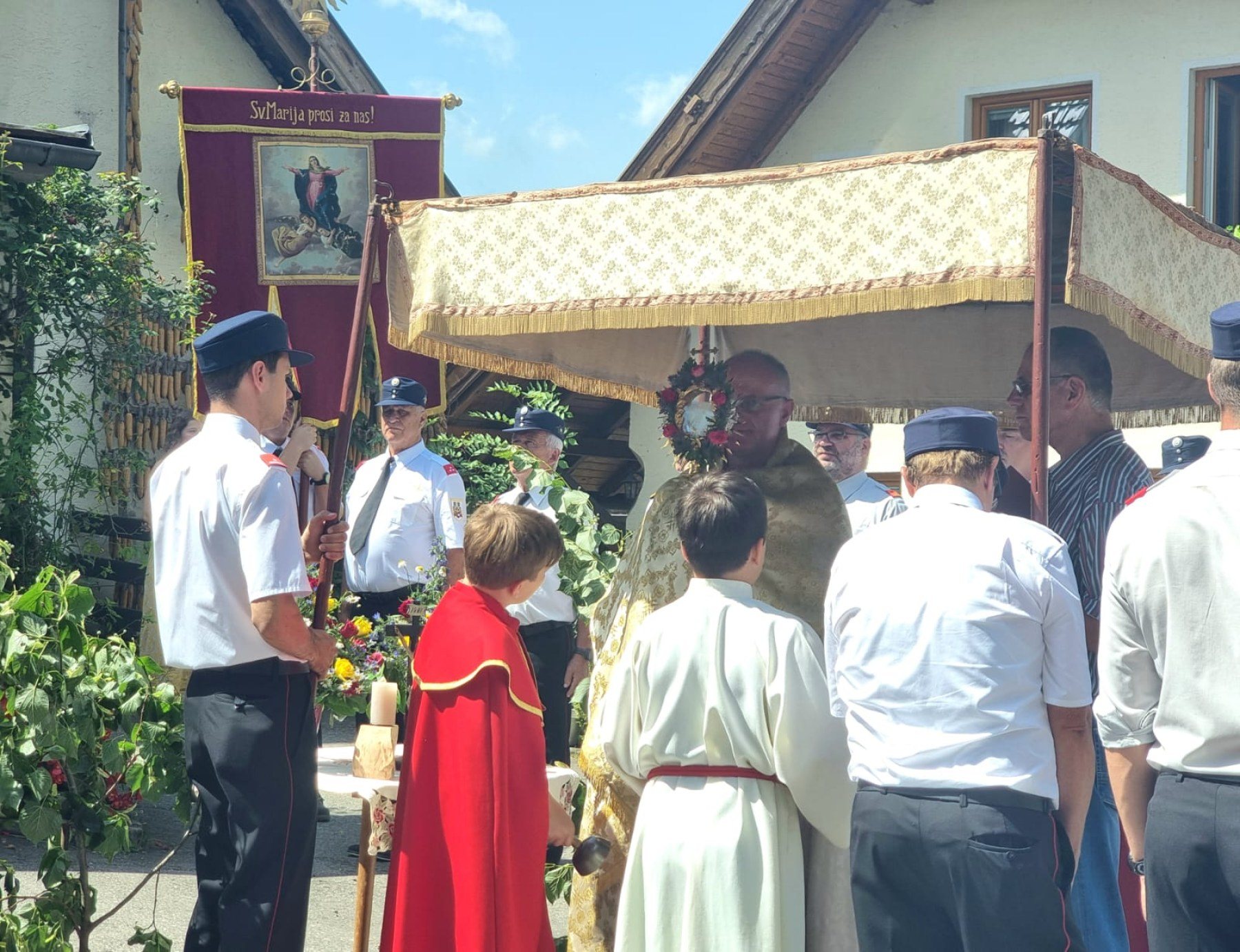 Evharistično pranganje v Velinji vasi / St. Peter und Paul-Kirchtag in ...