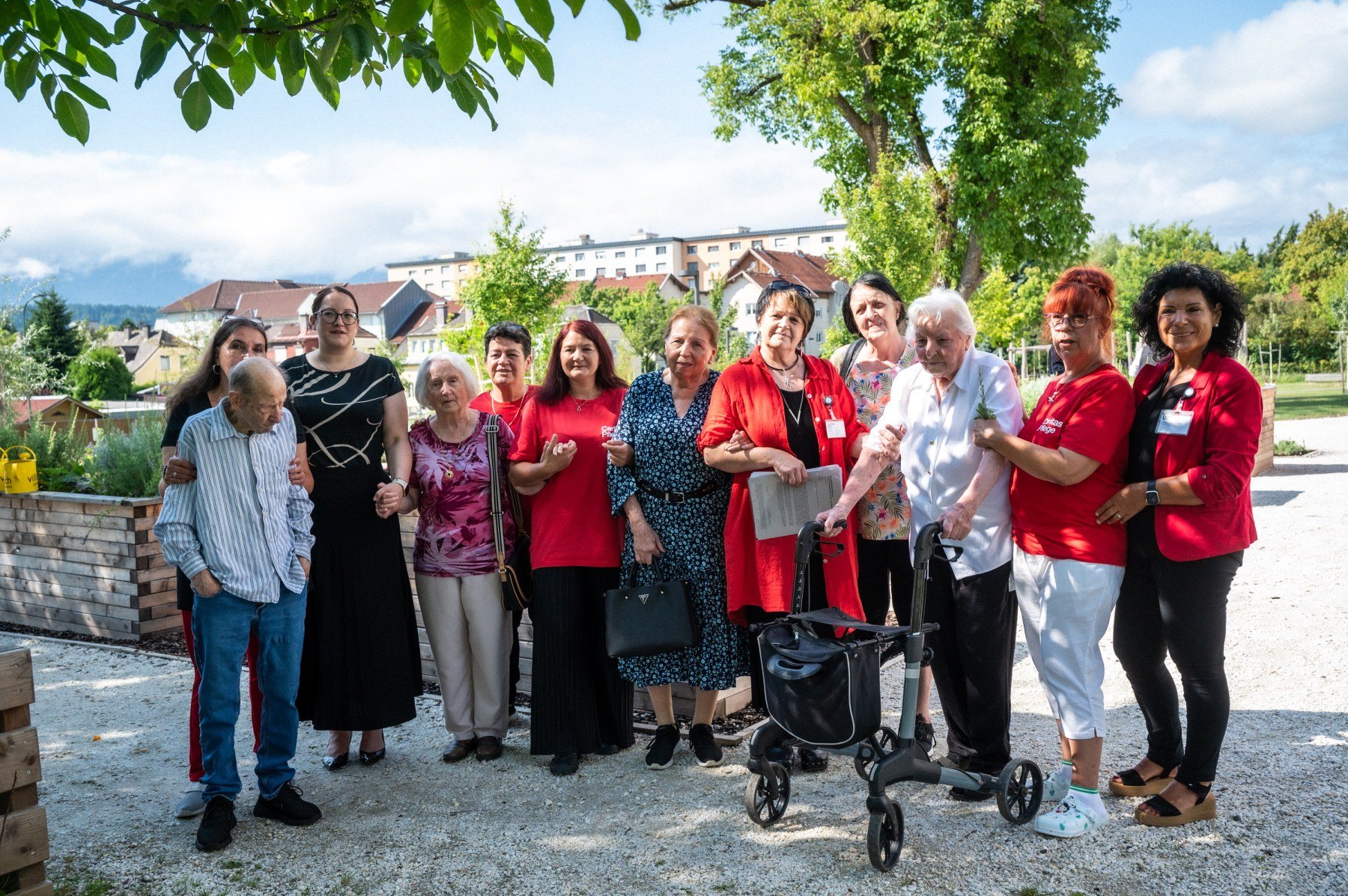 Menschen mit Demenz genießen Gartenarbeit im Grünen Eck Perau