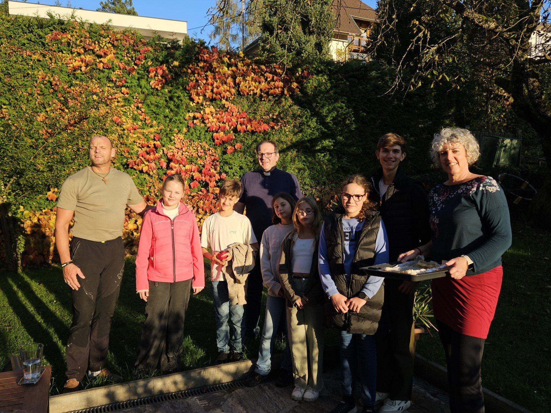 Apfelernte mit den Ministrantinnen und Ministranten