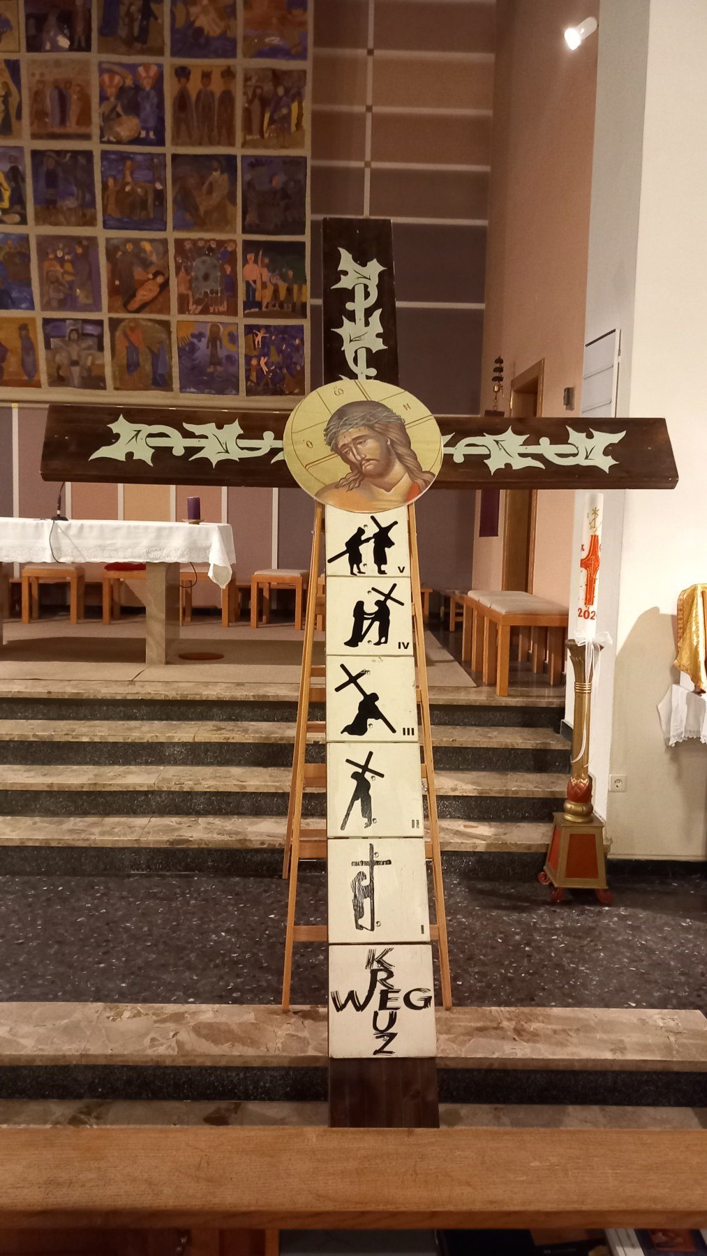 5. Station: Simon von Kyrene hilft Jesus das Kreuz tragen