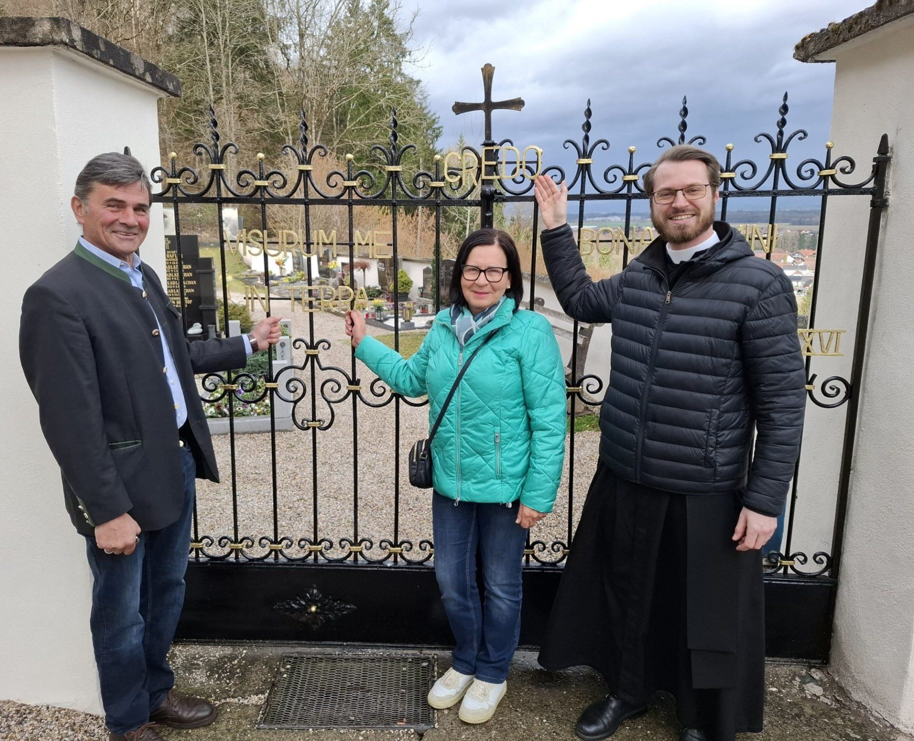 Friedhofstore verschönert!