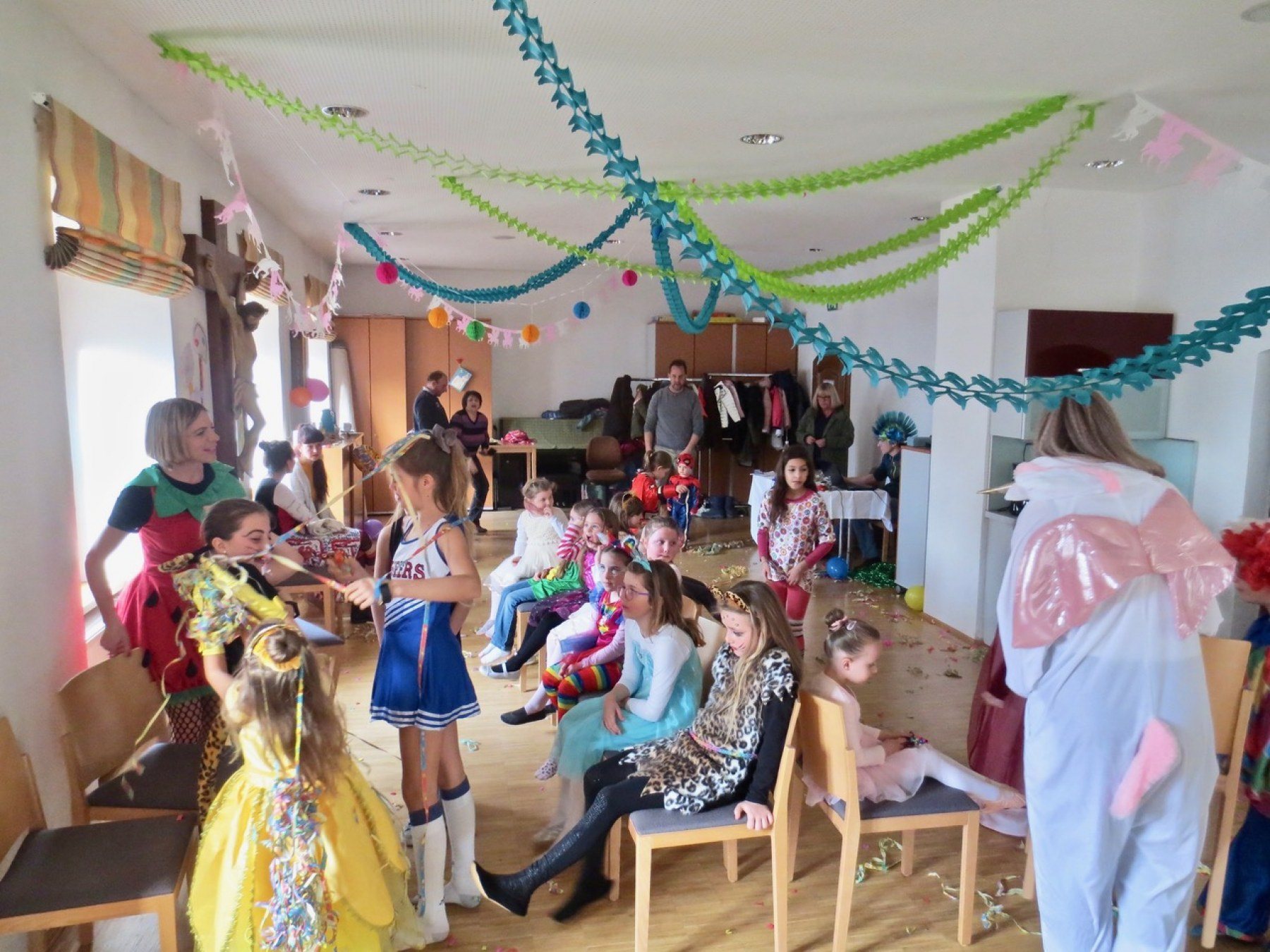 Tanzen und Spielen beim Fasching in Maria Wörth