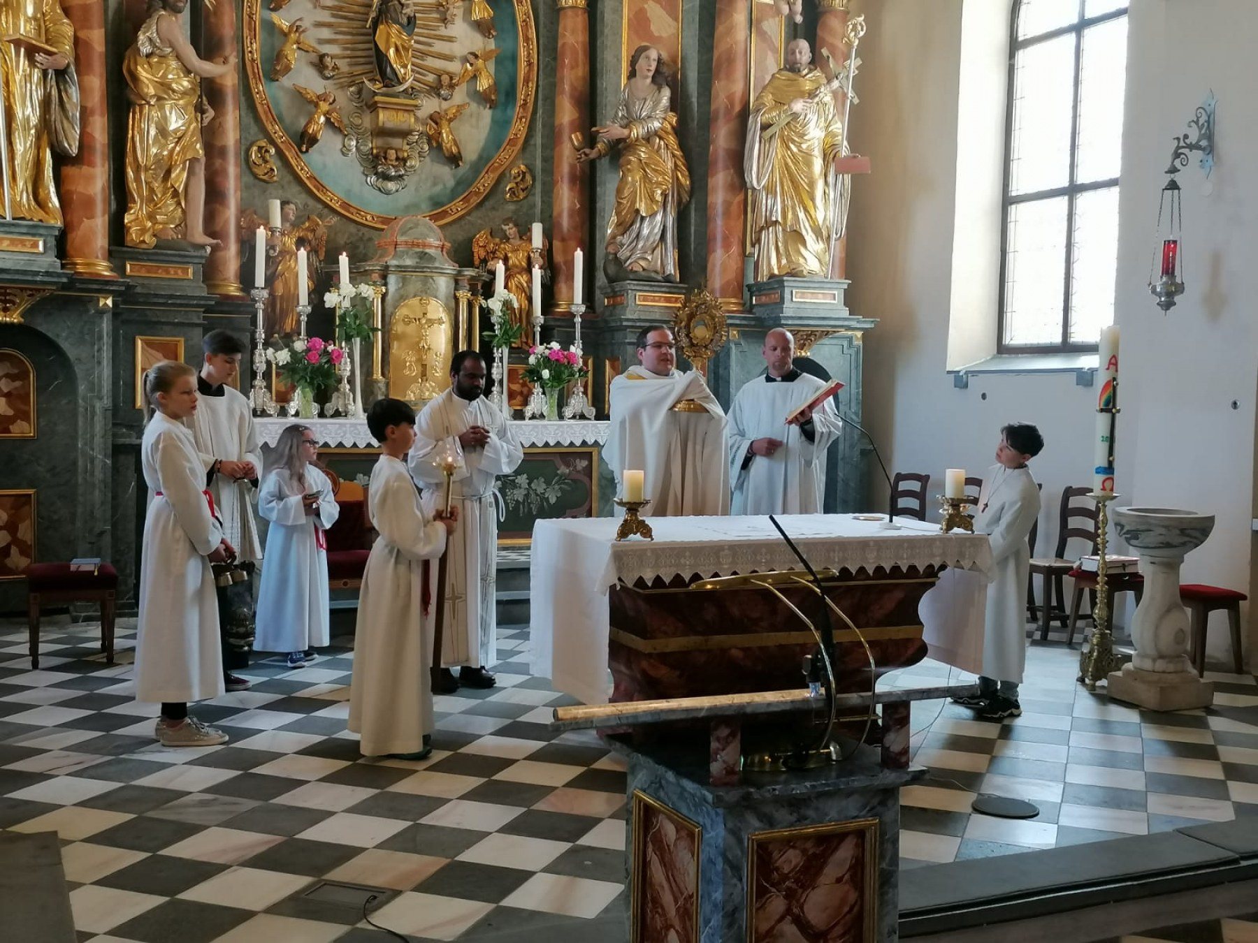 Lebendige Monstranz für Christus - Hochfest Fronleichnam