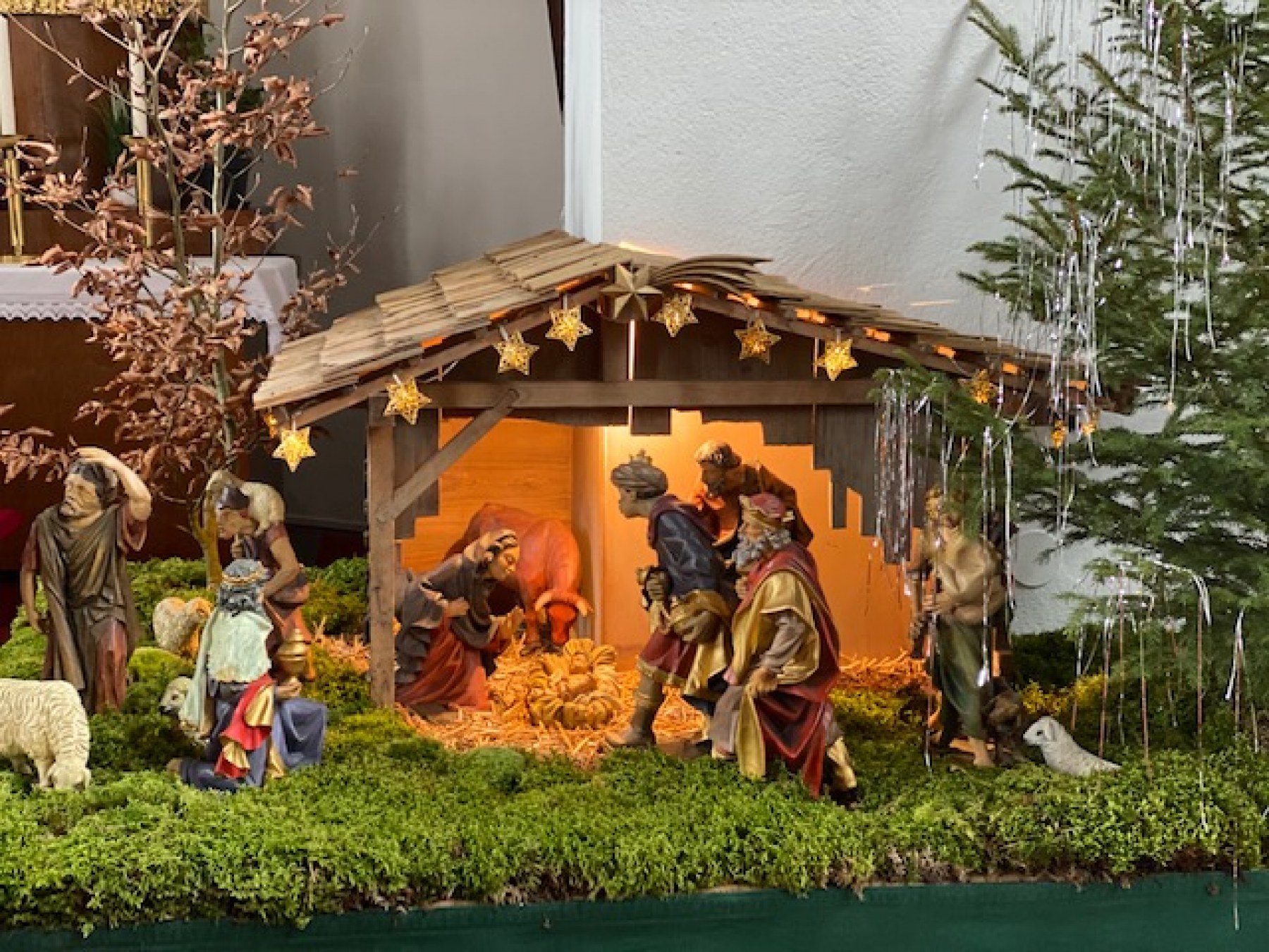 Unsere weihnachtlich geschmückte Kirche mit der Krippe