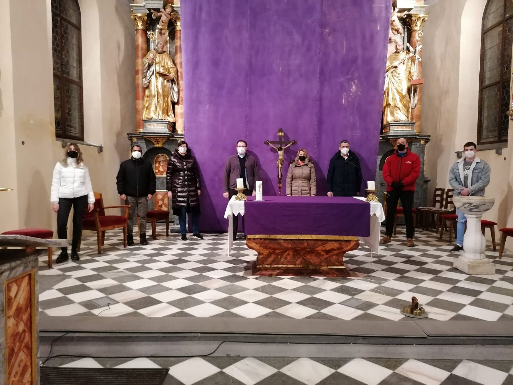 Fastentuch aufziehen in der Wallfahrtskirche