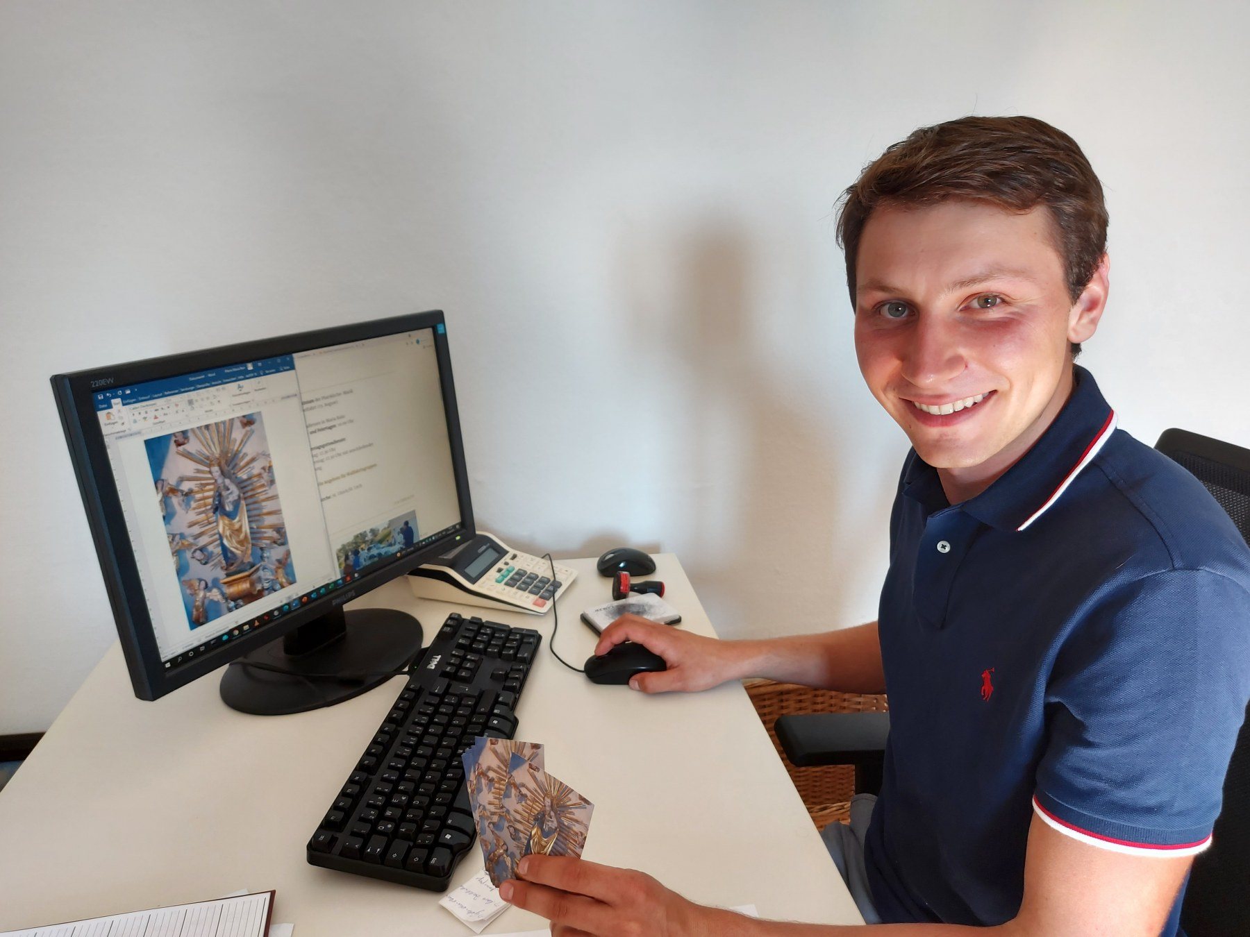 Ferialpraktikant präsentiert Maria Rainer Gebetskärtchen