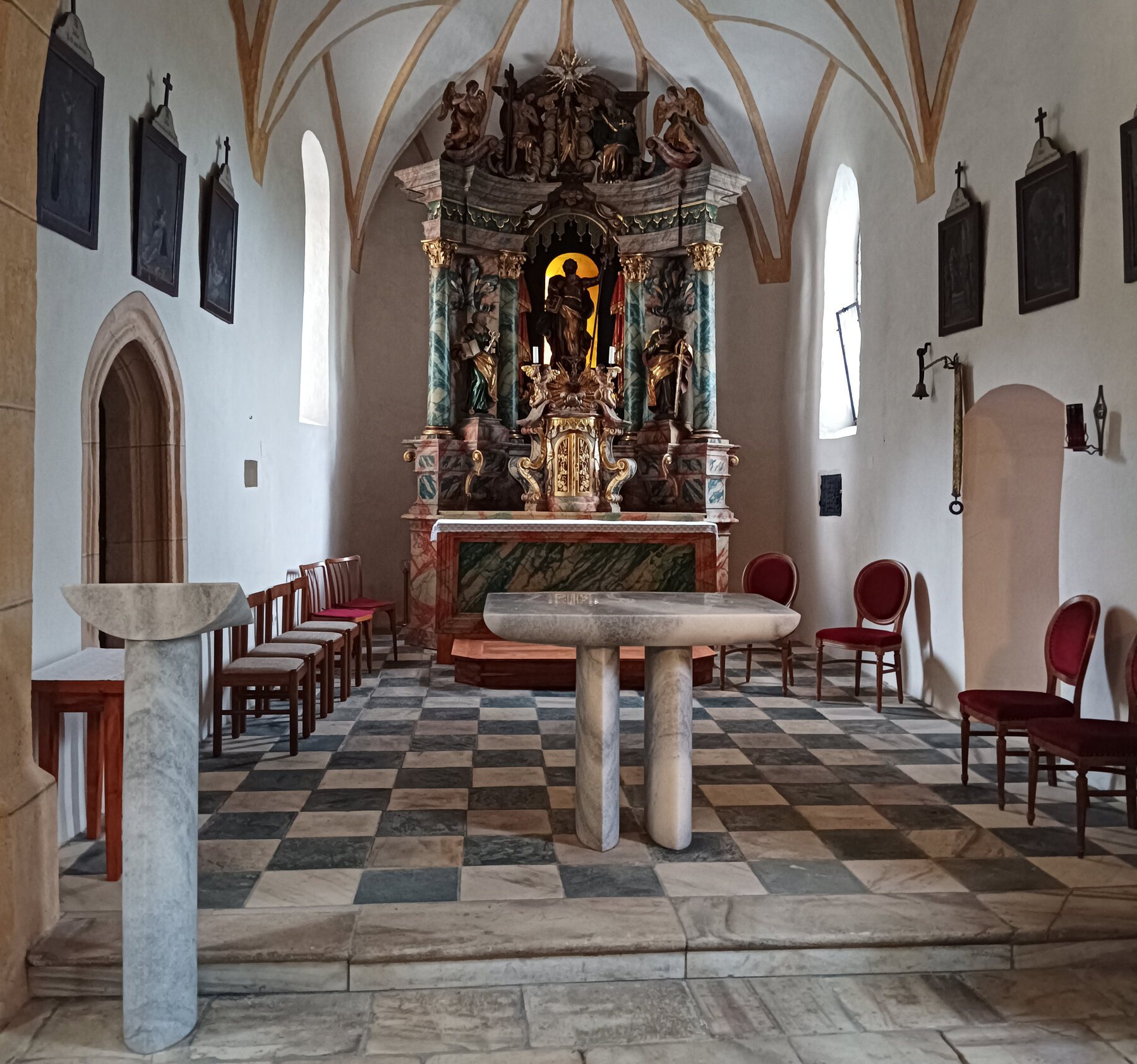 Pfarrkirche St. Thomas am Zeiselberg: Hl. Messe und Weihe des neuen Volksaltares mit Bischof Marketz