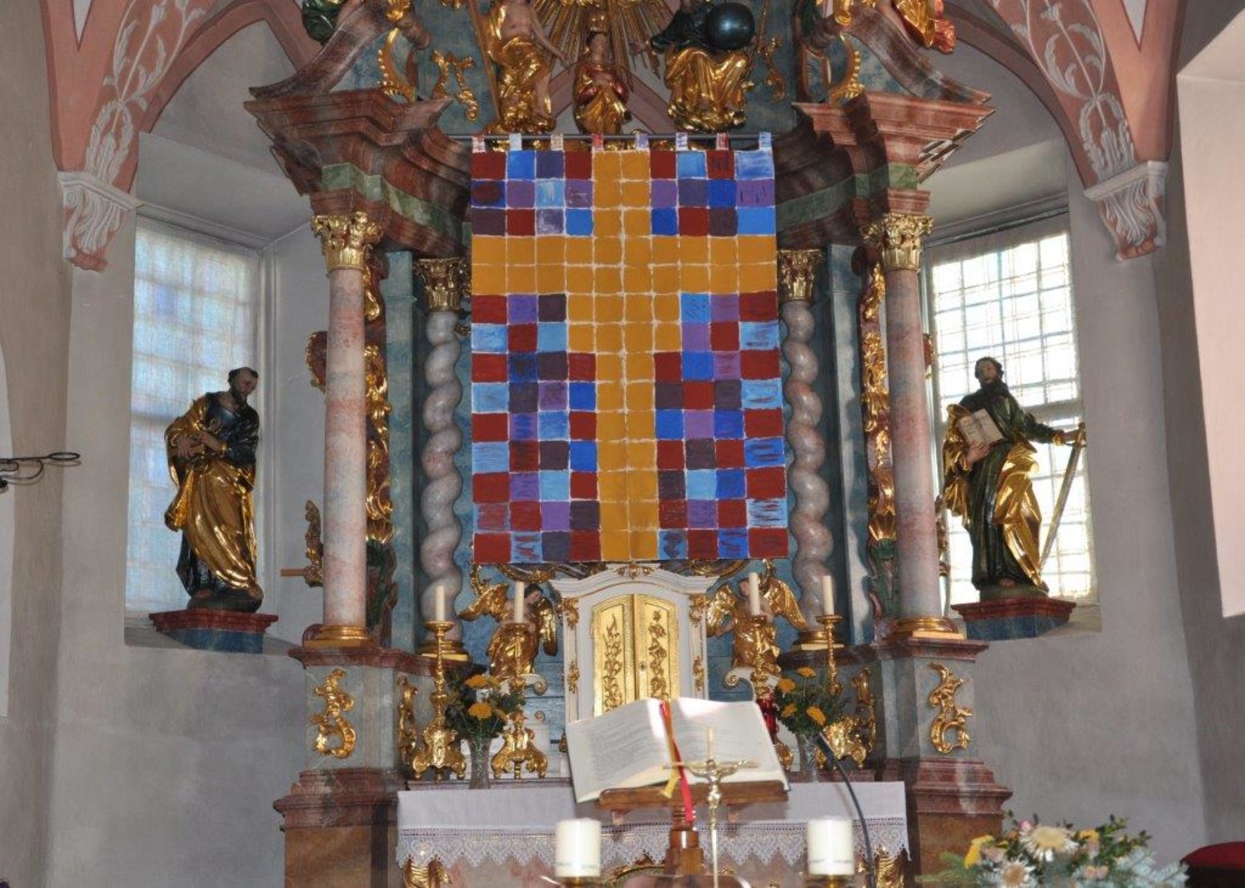 Kinder und Jugendliche gestalten ein Fastentuch