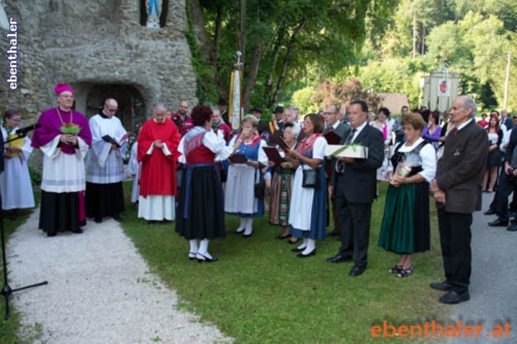 Bischof Dr. Alois Schwarz spendet das Sakrament der Firmung