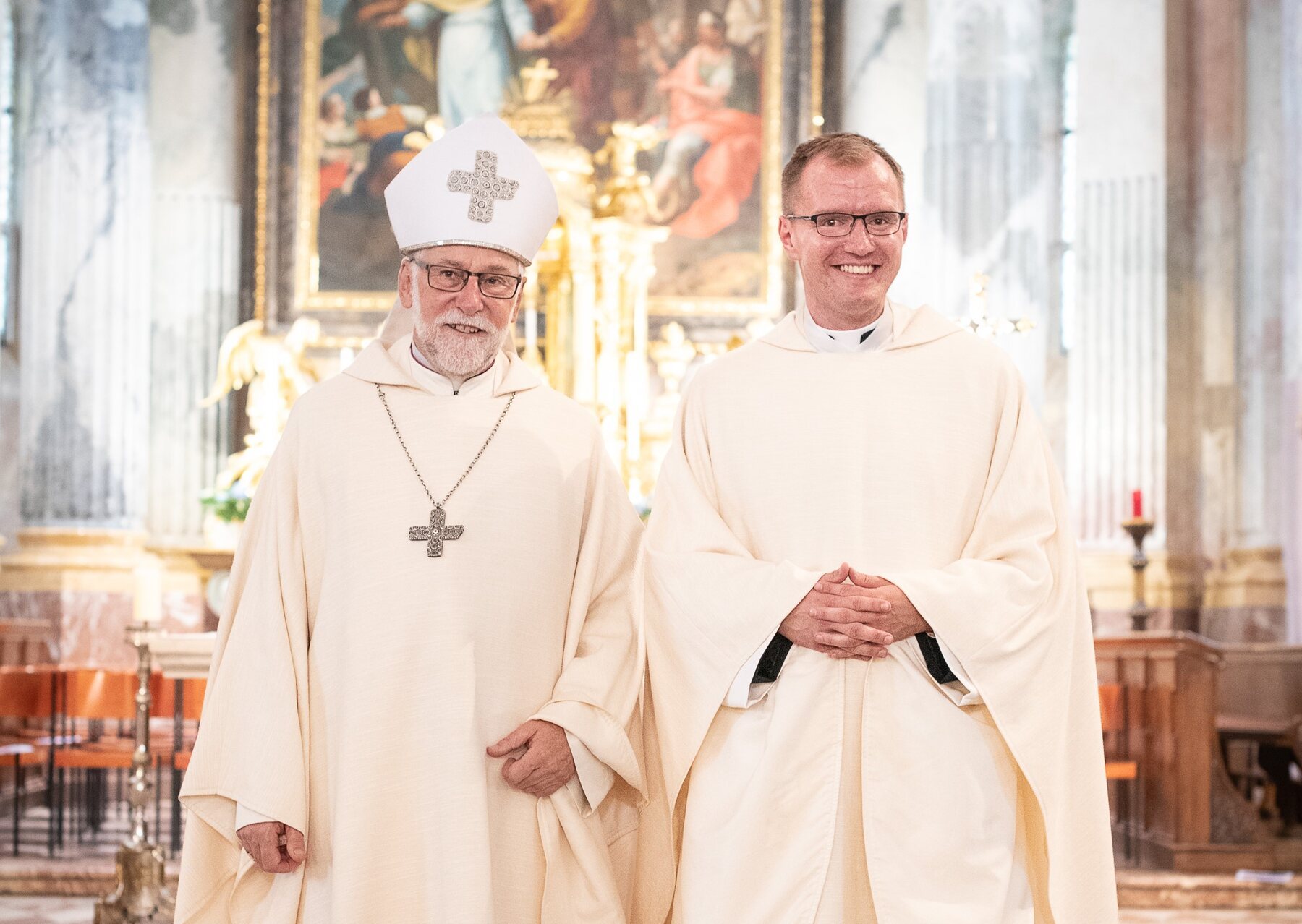 Bischof Marketz bei Priesterweihe im Klagenfurter Dom: Priester sein bedeutet, Mensch zu bleiben