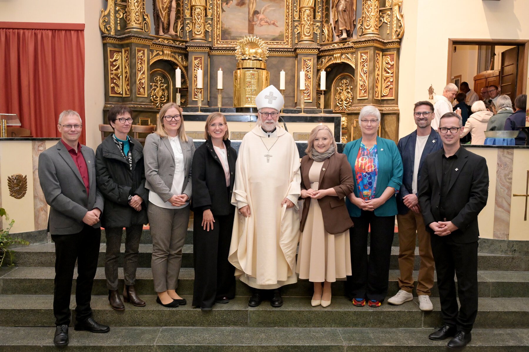 Bischof Marketz bei Sendungsfeier von fünf Frauen und drei Männern in den pastoralen Dienst ...