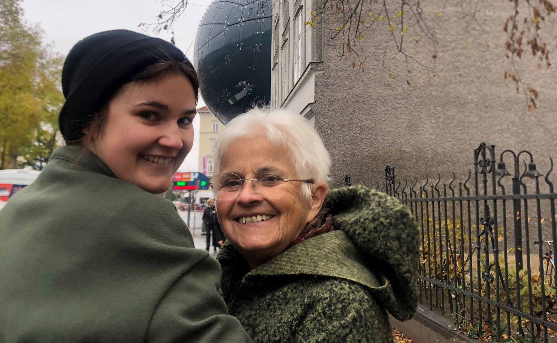 Zgledna in vedno nasmejana babica, ki se veseli uspehov otrok in vnukov